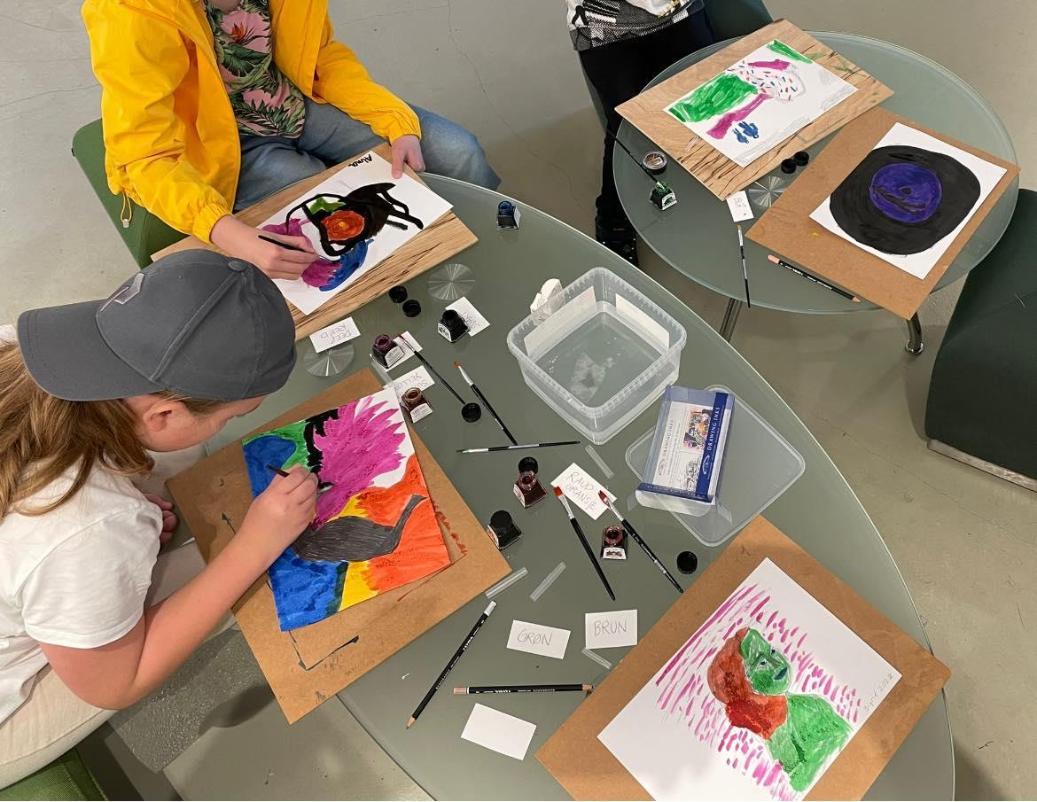 Elevane ved Visuell kunst har vore på utstilling - Volda kommune